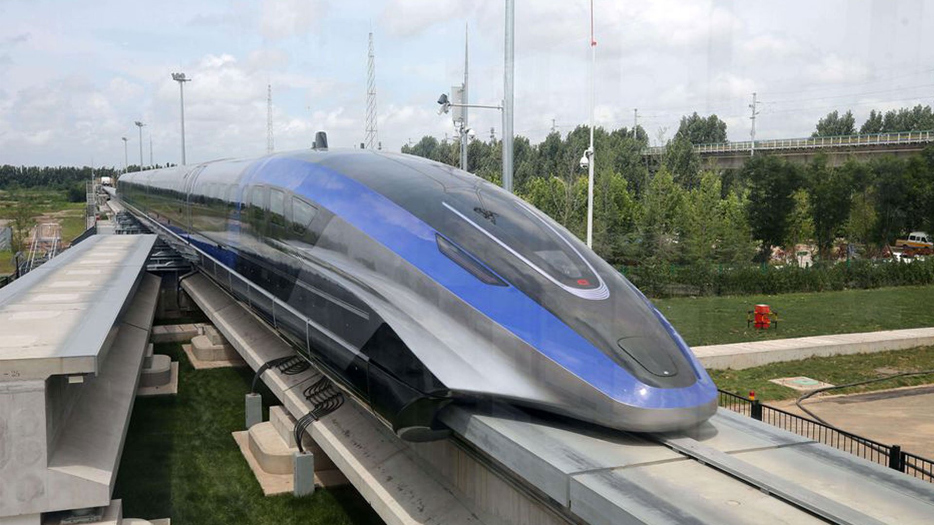 China debuts the world’s fastest 600 km/h maglev train featuring ...